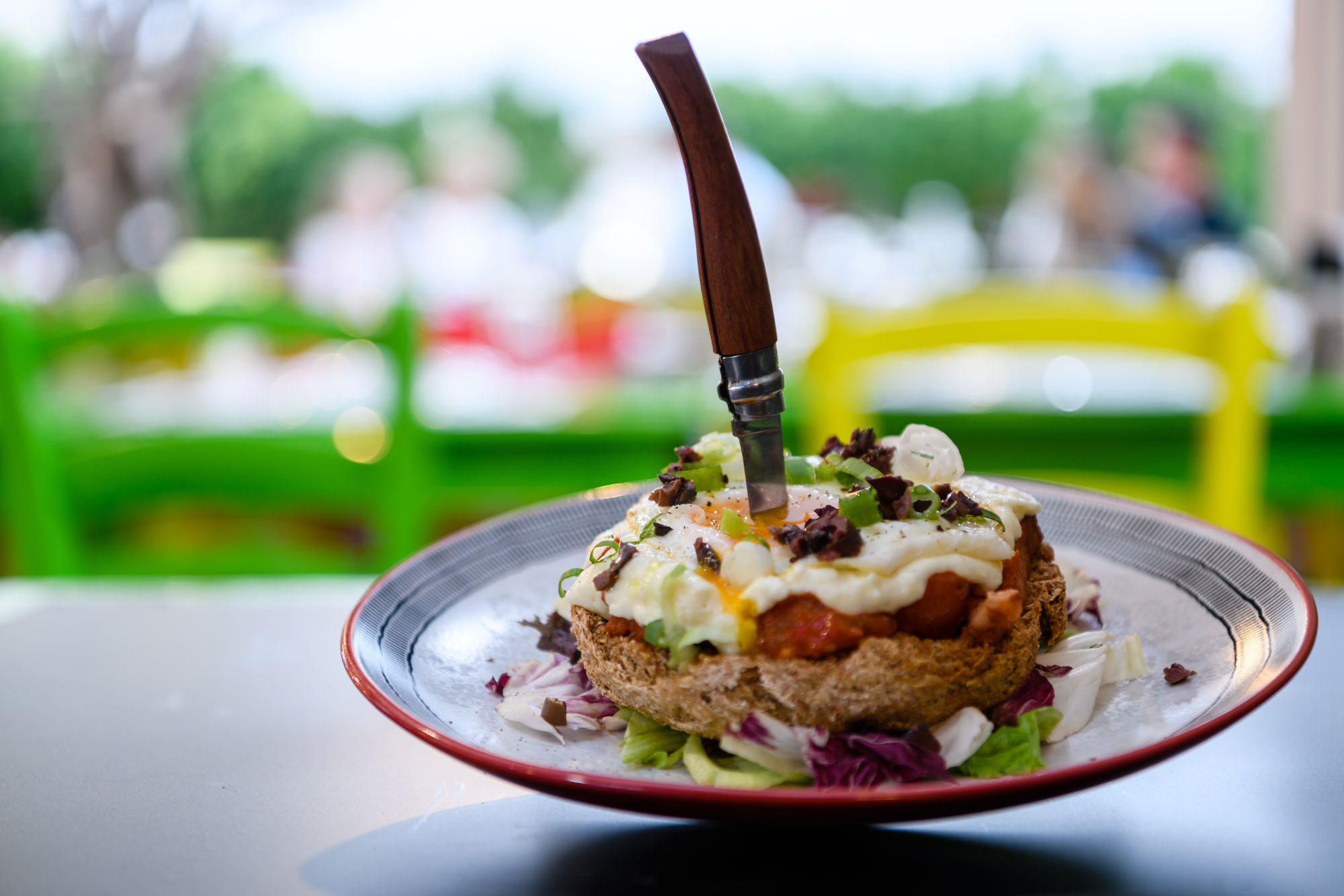 Dakos chaud aux tsigarides, à la staka, à l’œuf et aux olives froissées ...